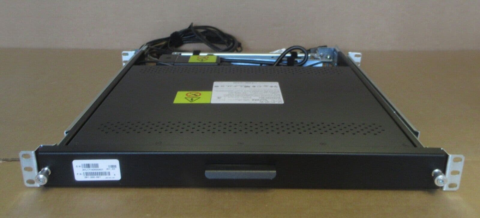 EMC 091-000-091 17" KVM 1U Rackmount Console Monitor and Keyboard & Rails
