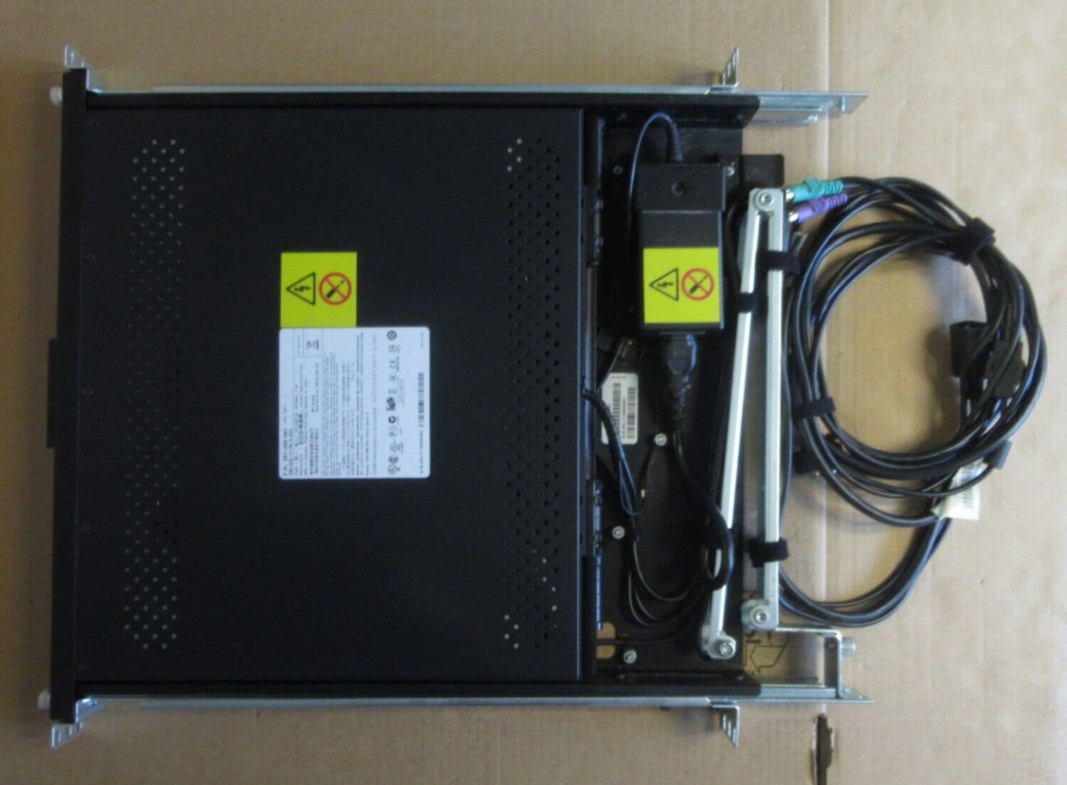 EMC 091-000-091 17" KVM 1U Rackmount Console Monitor and Keyboard & Rails