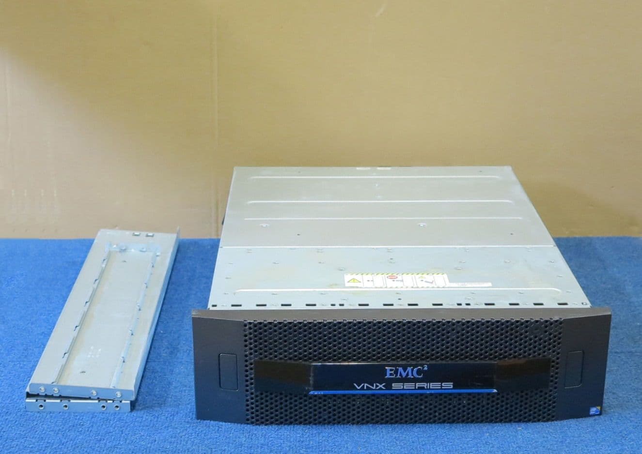 EMC VNX 5100 Storage Array 900-567-007 6x 300Gb 9x 300Gb 2 Controllers ...