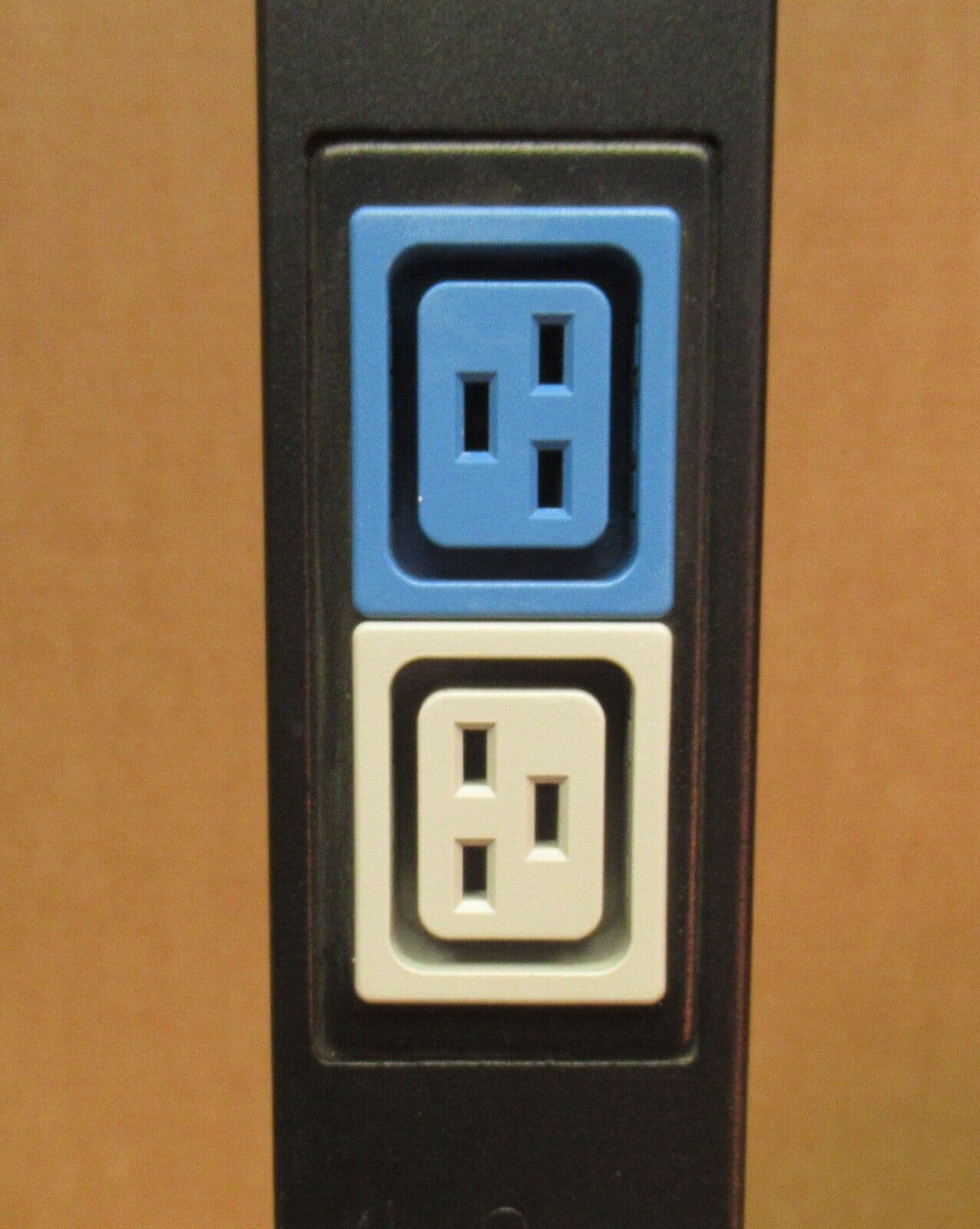 Enlogic EN1113 6ft Power Distribution Unit 7 7kVA 240V/32A 36xC13 6xC19 PDU