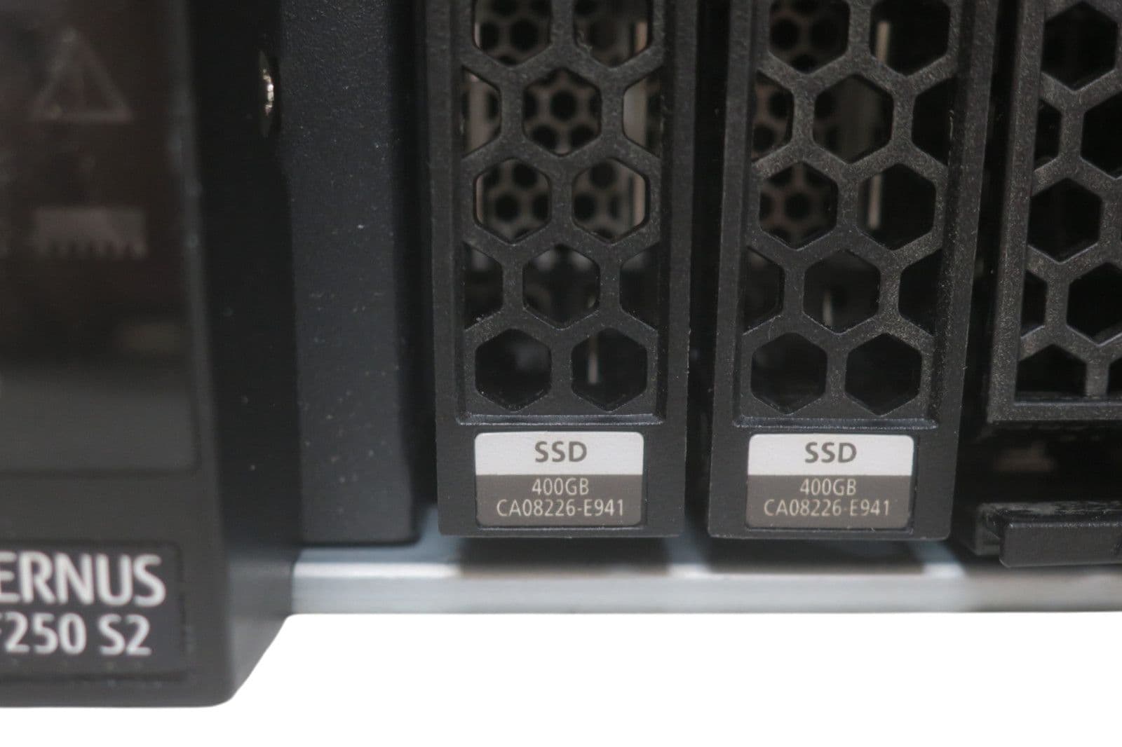 Fujitsu Eternus AF250 S2 800G SSD 2x CA07662-D122 CM T2 2x ISH10G 2U Flash Array