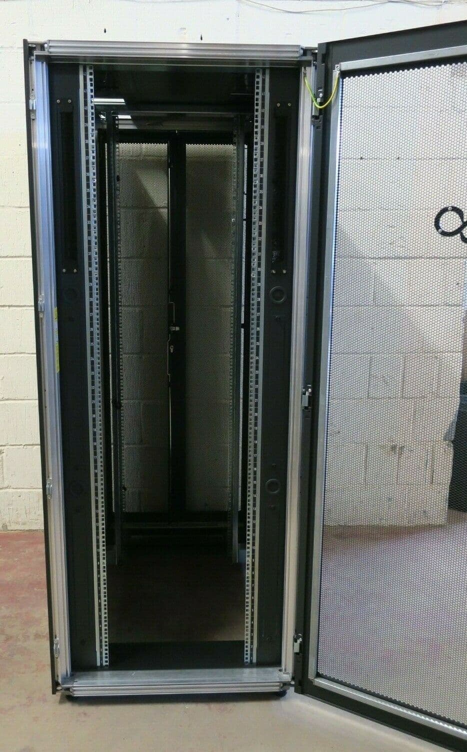 Fujitsu PRIMECENTER M2 S26361-K828-V842 19" 42U 1200 x 800 Server Rack ...