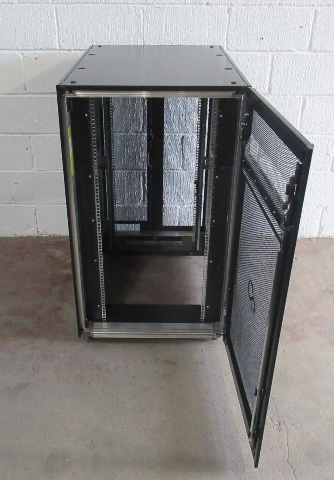 Fujitsu Primecentre 24U M1 Server Rack Cabinet Enclosure S26361-K827-V220