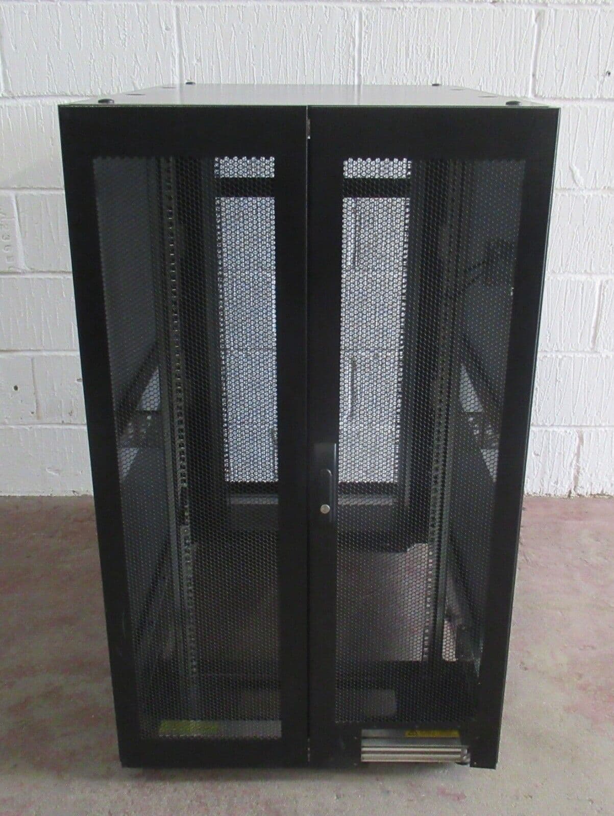 Fujitsu Primecentre 24U M1 Server Rack Cabinet Enclosure S26361-K827-V220