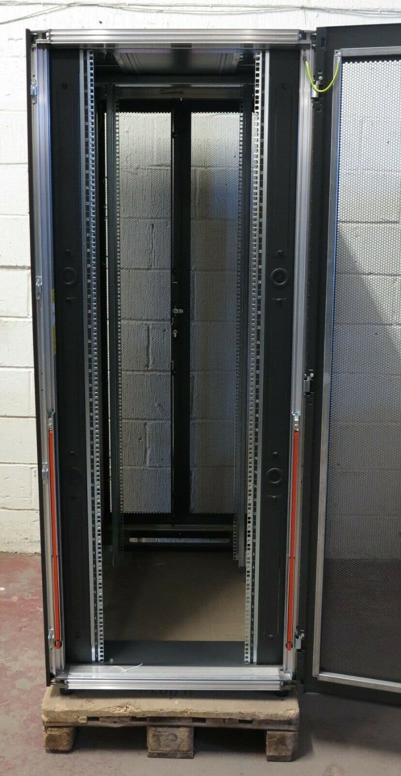 Fujitsu PrimeCentre Rack PCR M2 42U 800 Server Rack Cabinet Enclosure ...