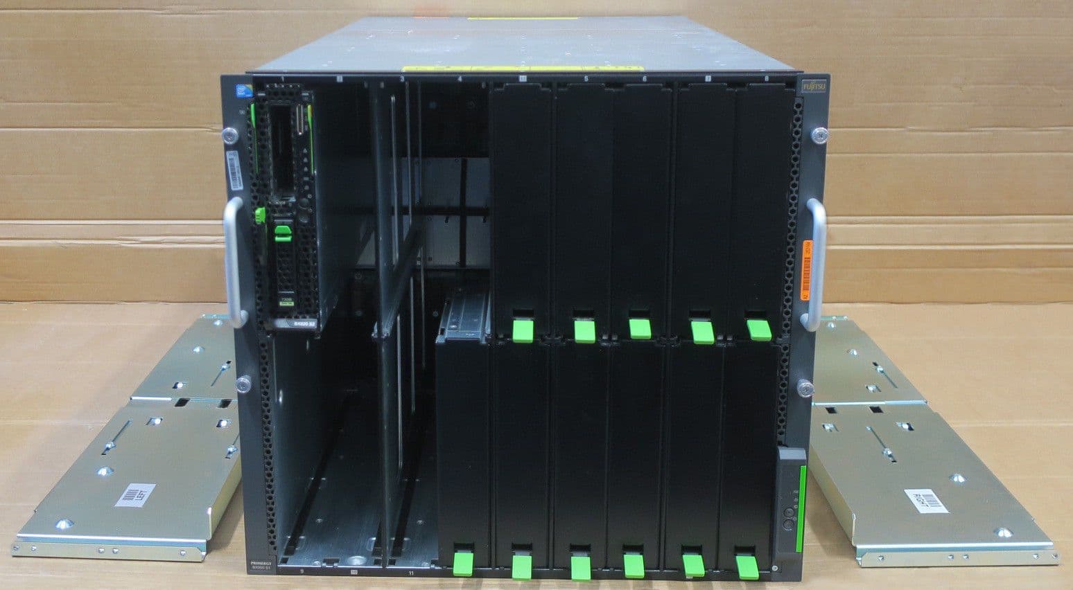 Fujitsu Primergy BX900 S1 Blade Chassis 18-Slot S26361-K1245-V200 1x Blade