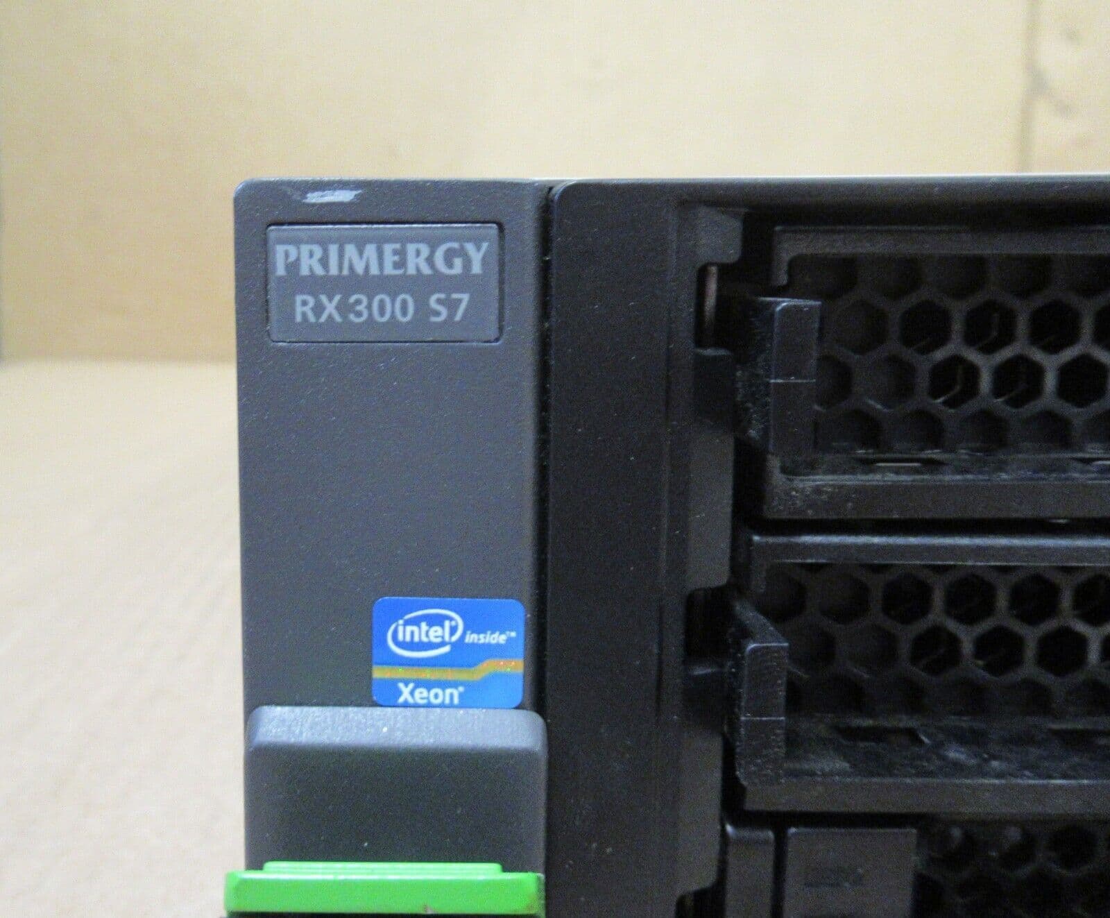 Fujitsu Primergy RX300 S7 1x Four-Core E5-2603 8GB Ram 1x 300GB HDD 2U Server