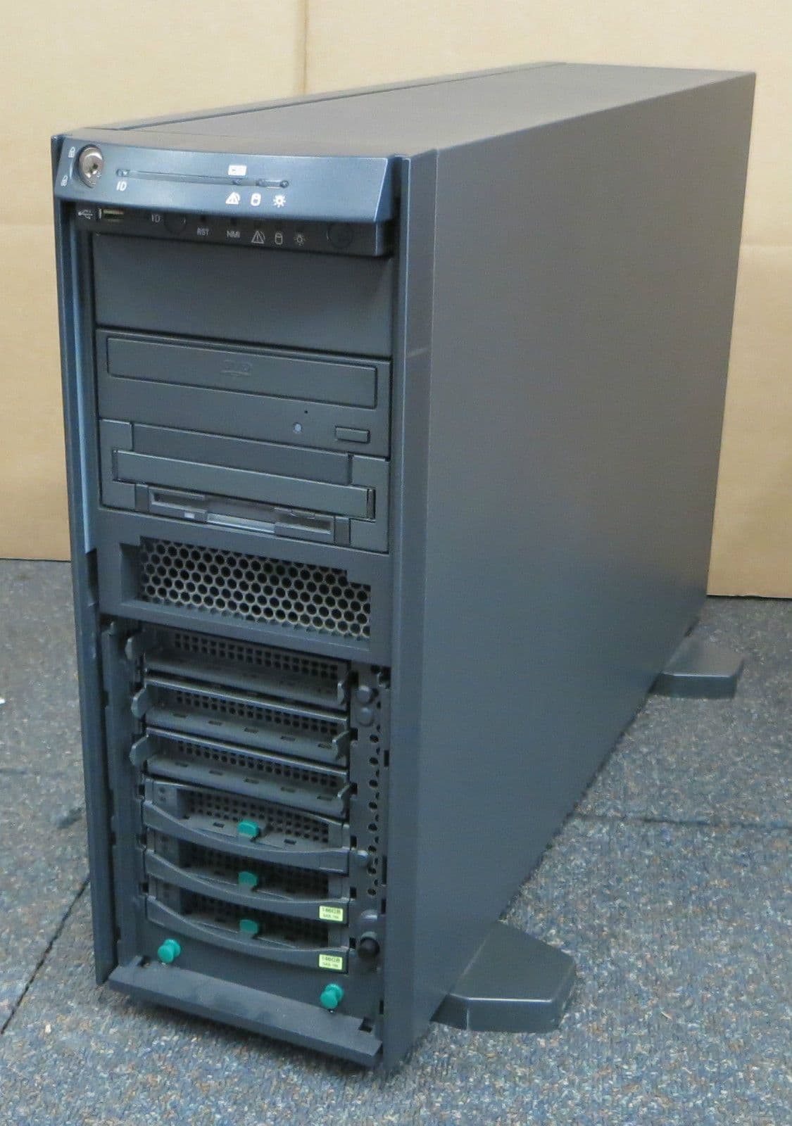 Fujitsu Primergy TX300 S1 2x XEON 2 8GHz SL6VN 2GB RAM 3x 36GB 10K SCSI ...