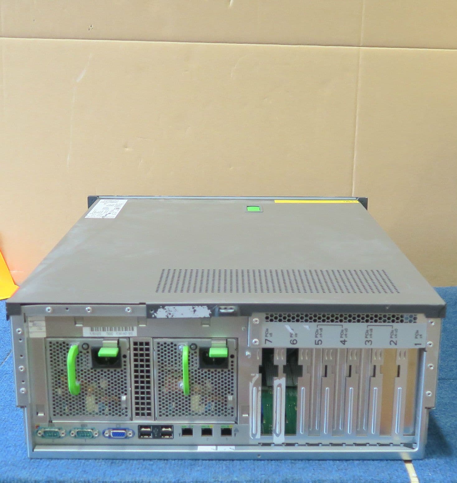 Fujitsu Primergy TX300 S6 2x Xeon QUAD CORE X5647 8GB 5x600GB 3x146GB ...