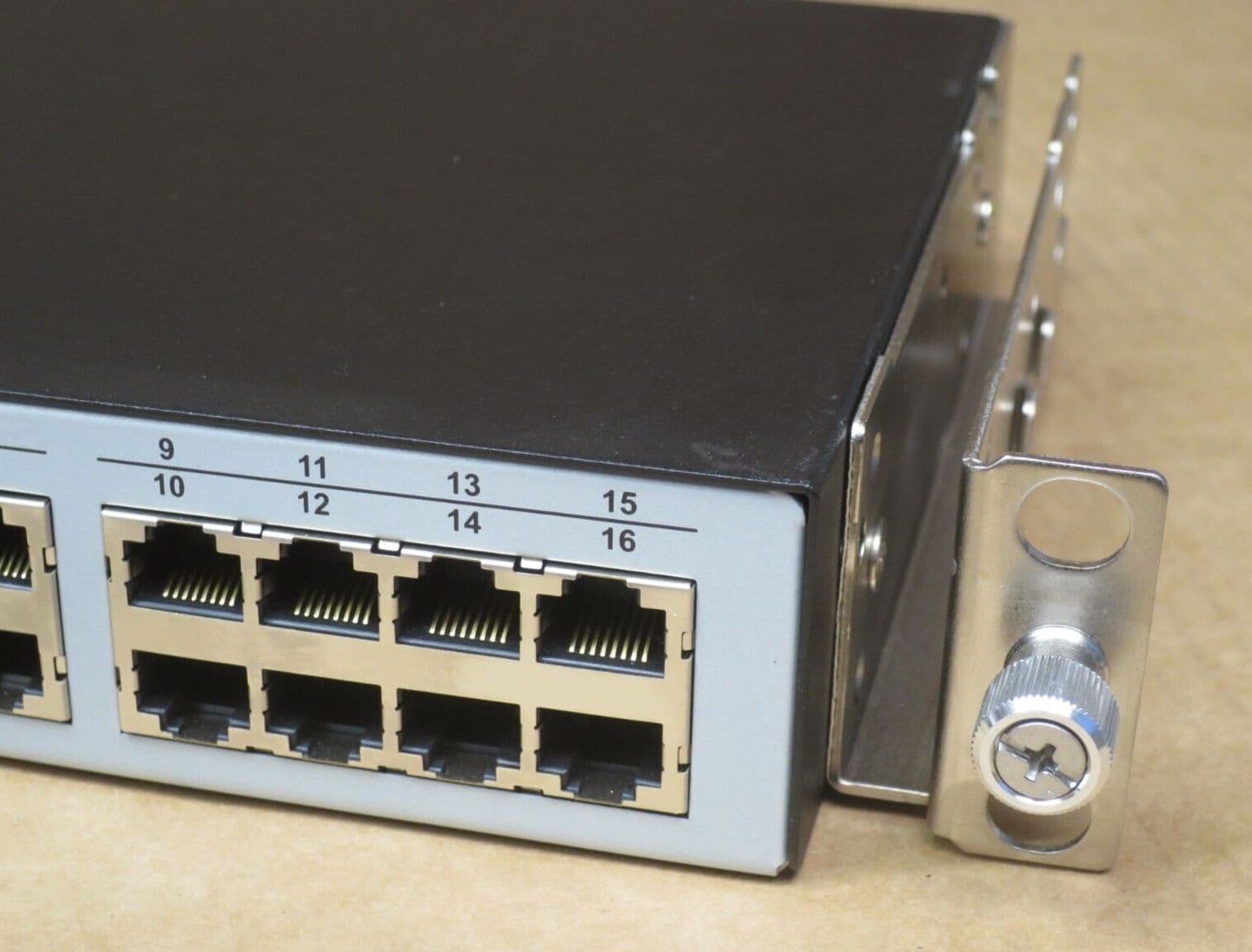 Fujitsu S3-1601 16-Port Console Switch USB 1U KVM 520-648-503