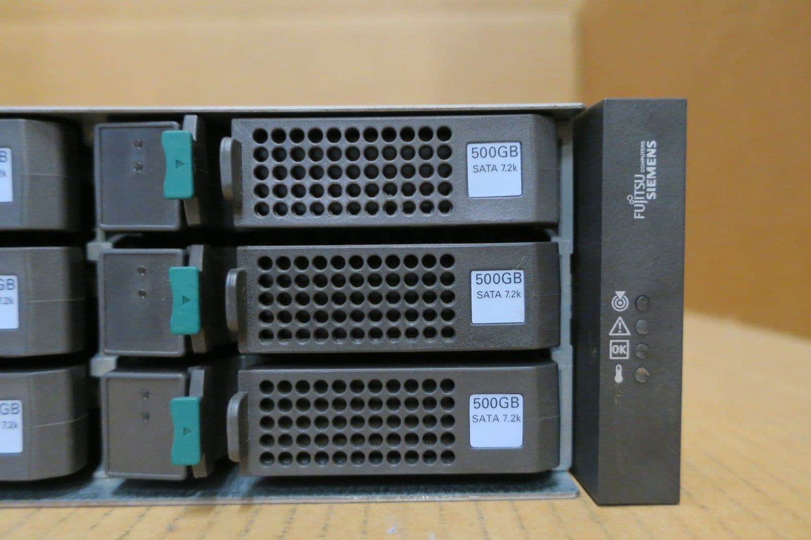 Fujitsu Siemens FibreCAT SX80 12x 500GB Storage Expansion Disk Array