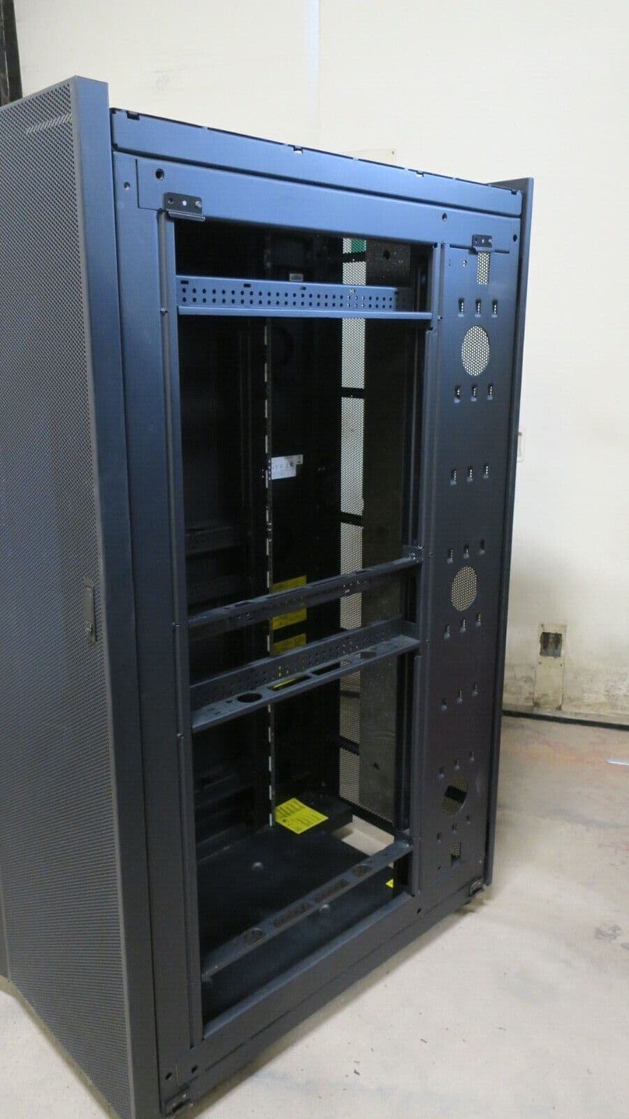 IBM 7014-T00 36U Server Network Rack Cabinet Enclosure 1098 x 644mm ...