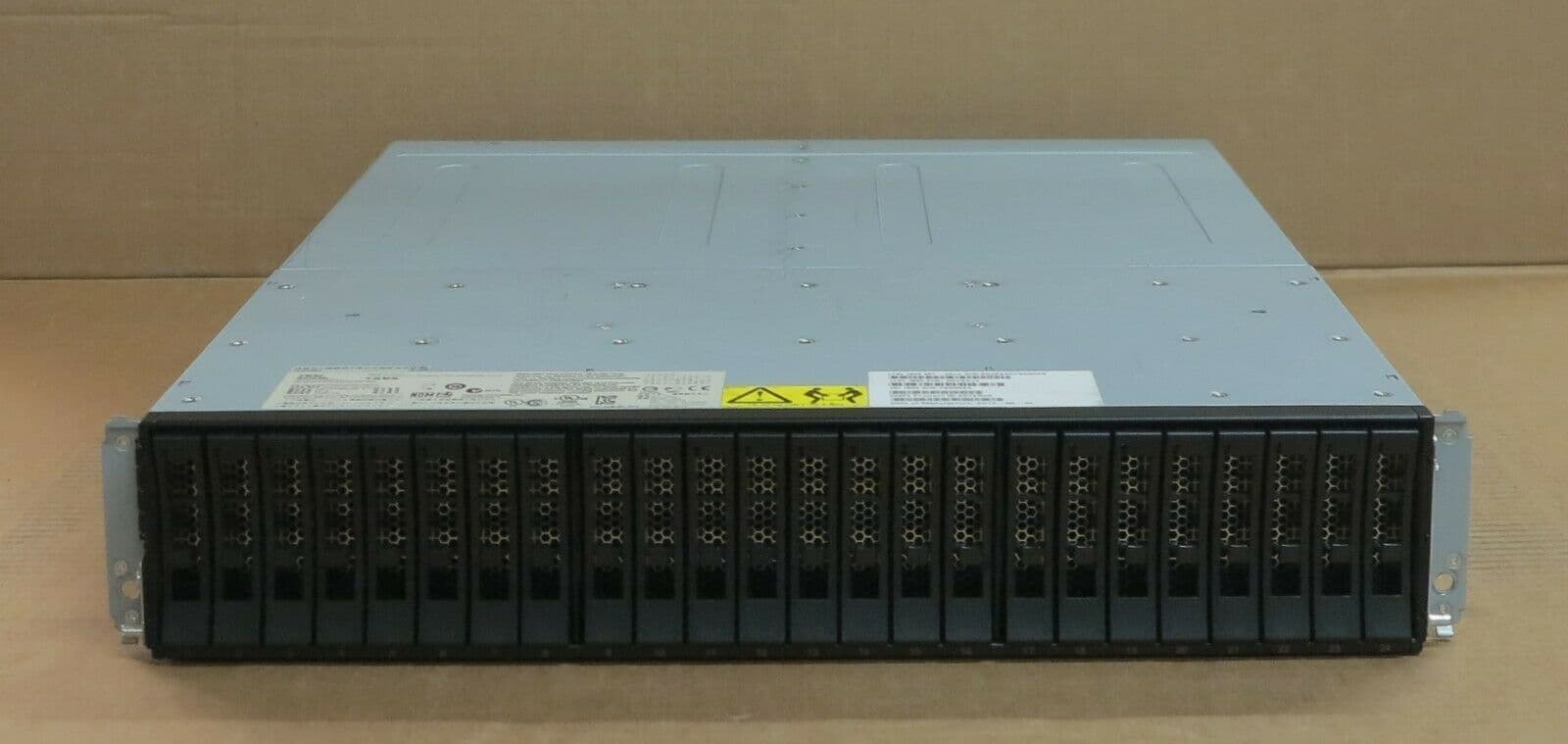 IBM Storwize V3700 24x 2 5" Bays Array 2072-24C 2 x Q 8GB FC iSCSI C