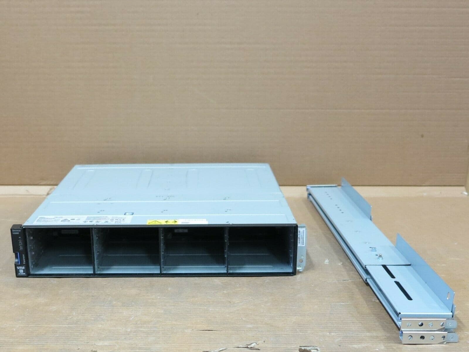 IBM Storwize V5000 2078-12E 12 x 3 5" LFF Expansion Array 2 x EMM 2 x PSU s