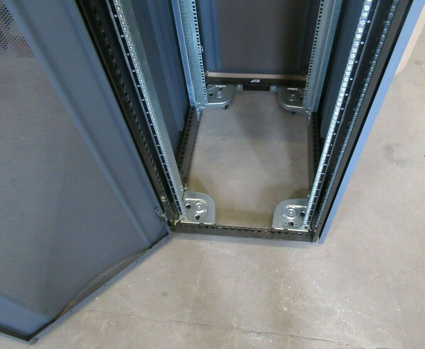 NetAPP 42U 19" 1070mm x 600mm Server Network Data Rack Cabinet Enclosure