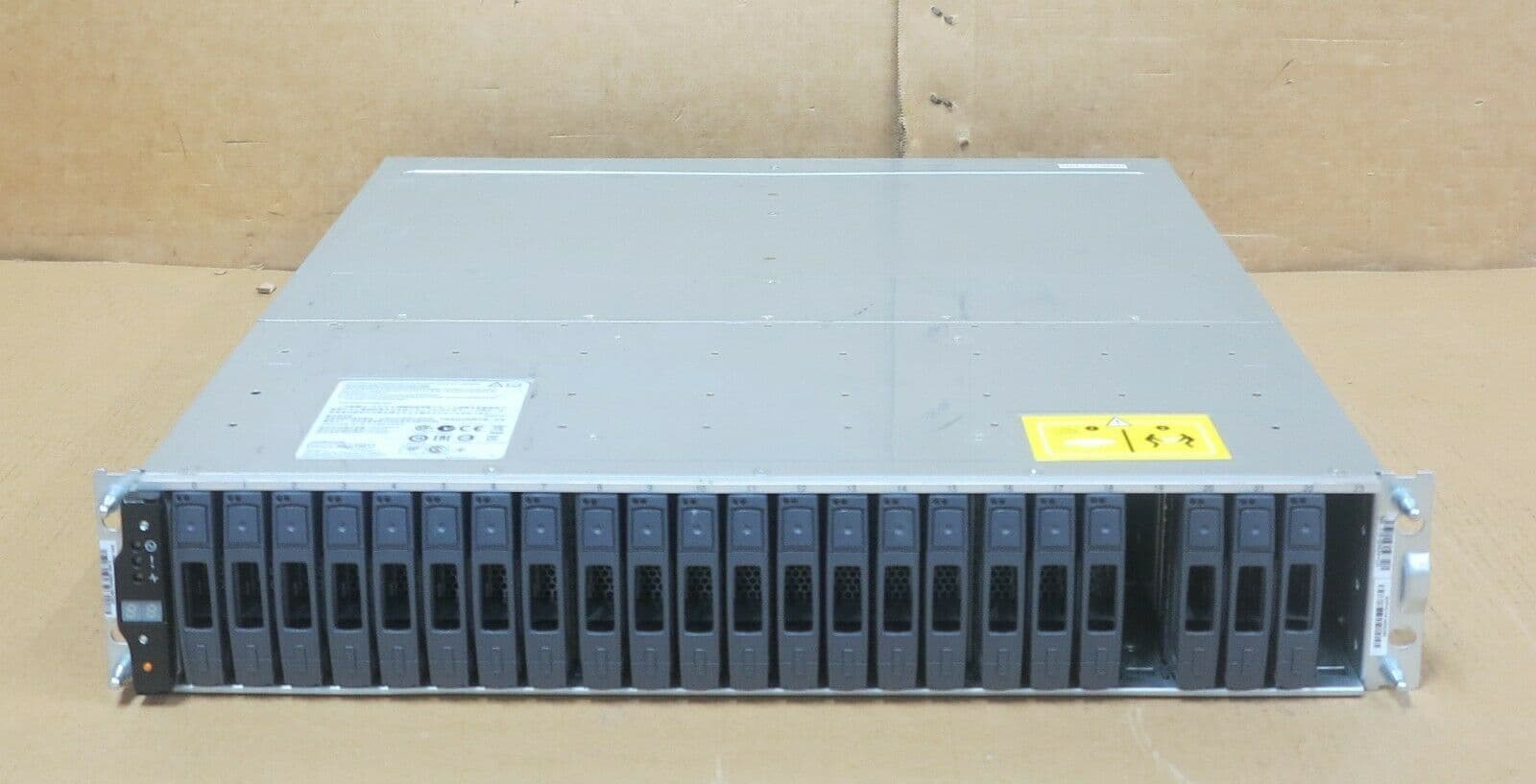 NetApp DS2246 NAJ-1001 Disk Array 13 2TB 22x 600GB HDD 2x IOM6 Controllers