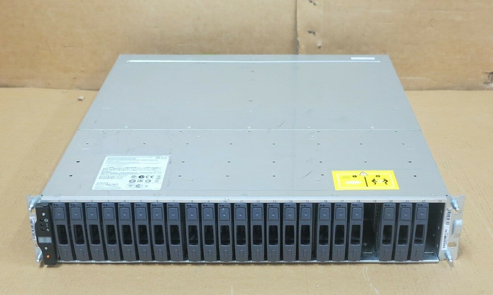 NetApp DS2246 NAJ-1001 Disk Array 13 2TB 22x 600GB HDD 2x IOM6 Controllers