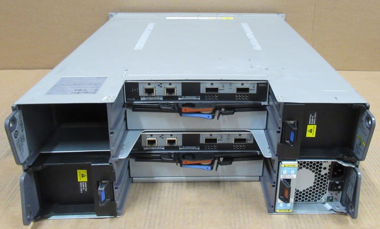 NetApp DS4243 NAJ-0801 24x SAS Bay 2x IOM3 Controllers 111-00569 A0 1x ...