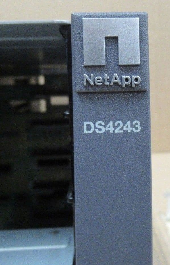 NetApp DS4243 NAJ-0801 24x SAS Bay 2x IOM3 Controllers 111-00569 A0 1x ...