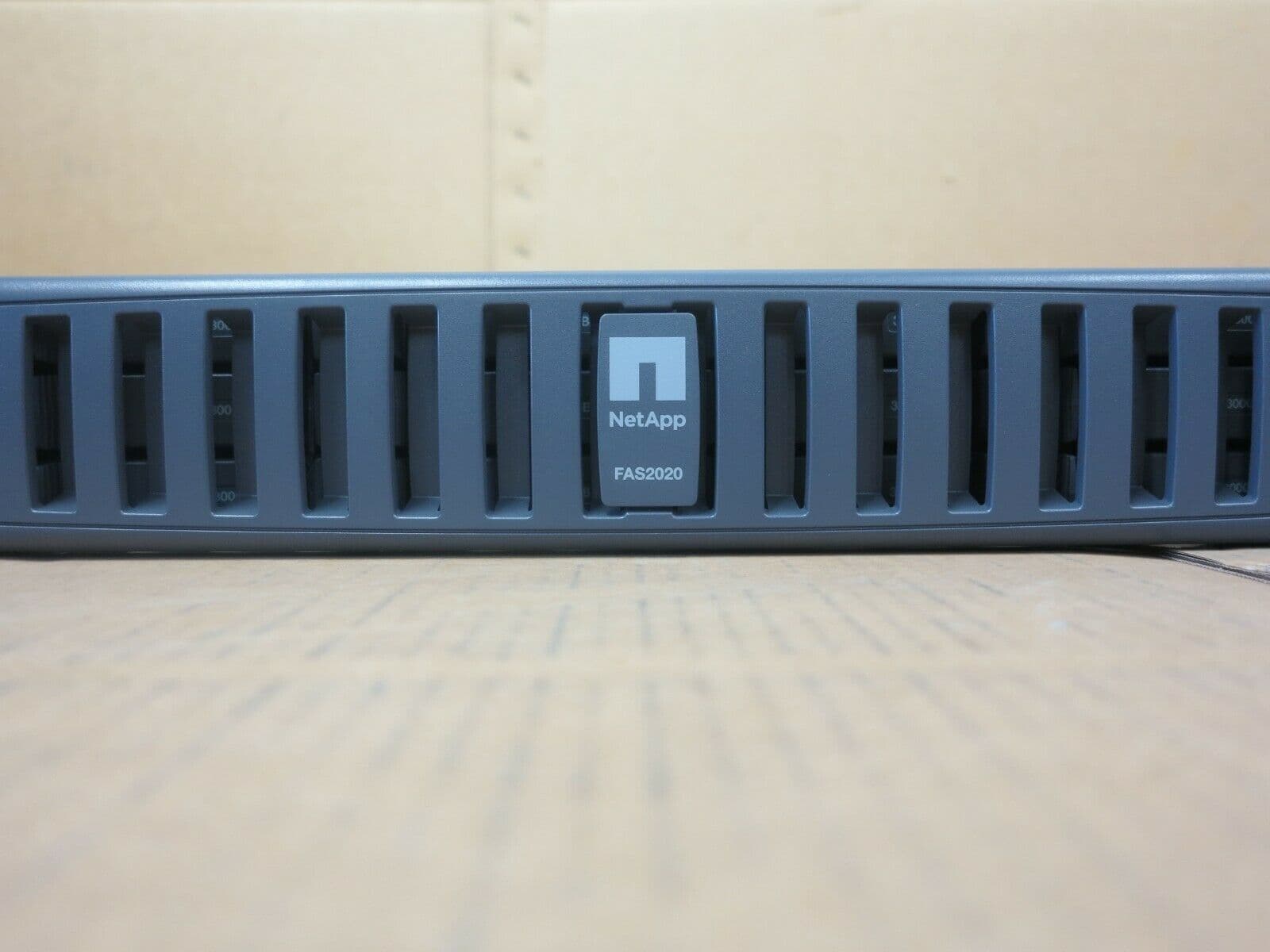 NetApp FAS2020 Filer iSCSI Storage Array Shelf 2 x controllers 6 x ...