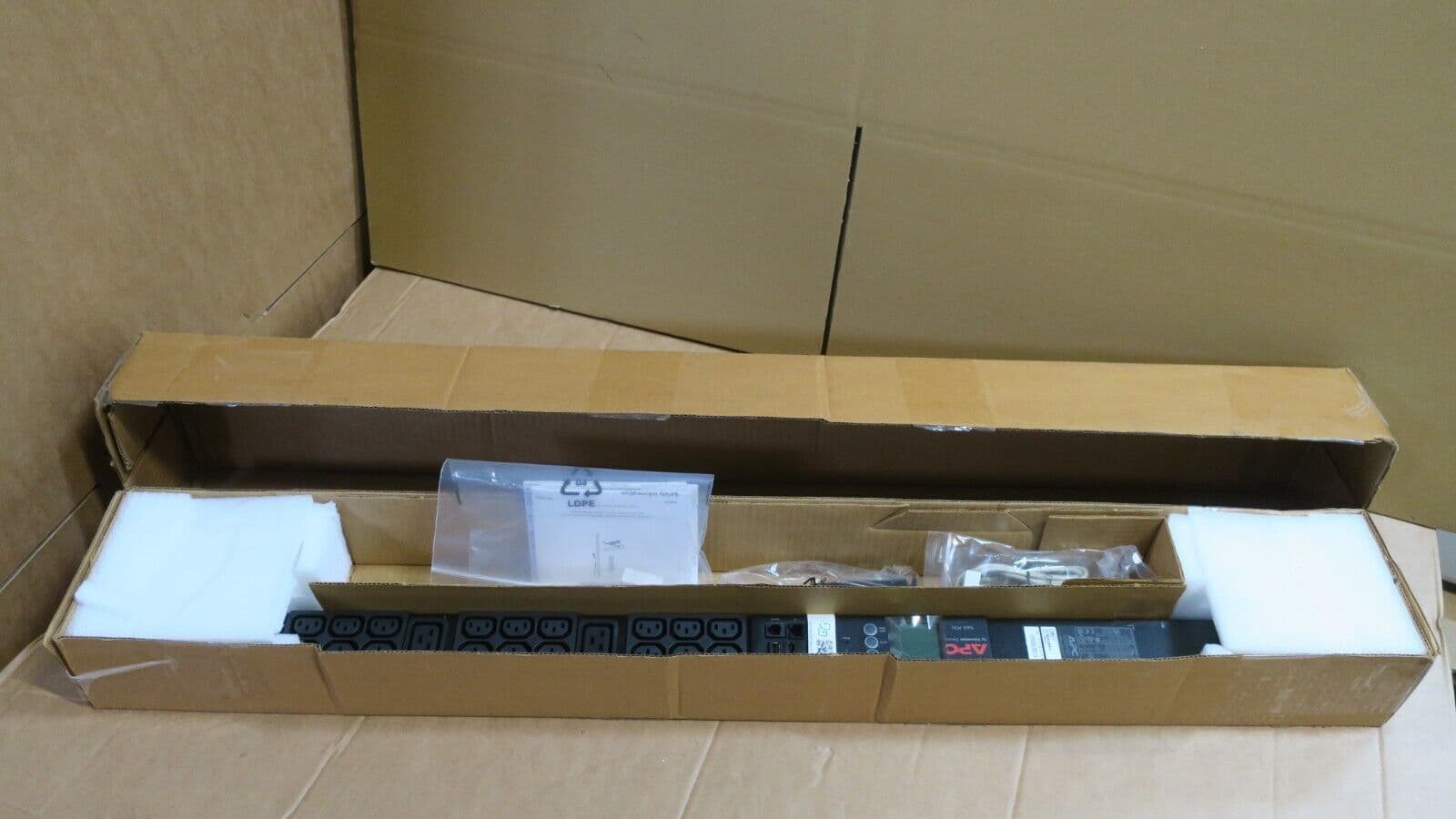 NEW APC AP8858 ZeroU 2G Metered PDU Power Distribution 16A/230V 18 x ...