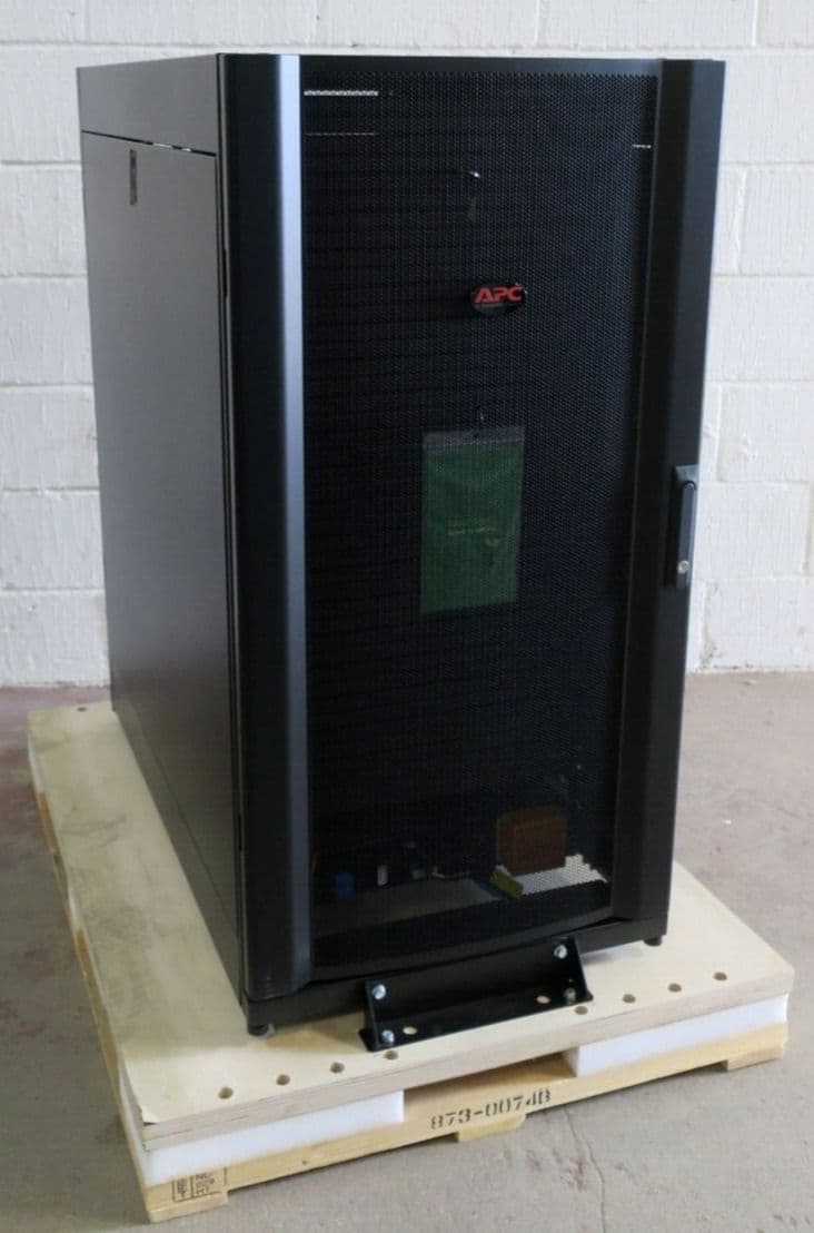 NEW APC AR3104 Netshelter SX 24U SRT1000RMXLI 1kVA UPS AP9565 PDU Rack Package