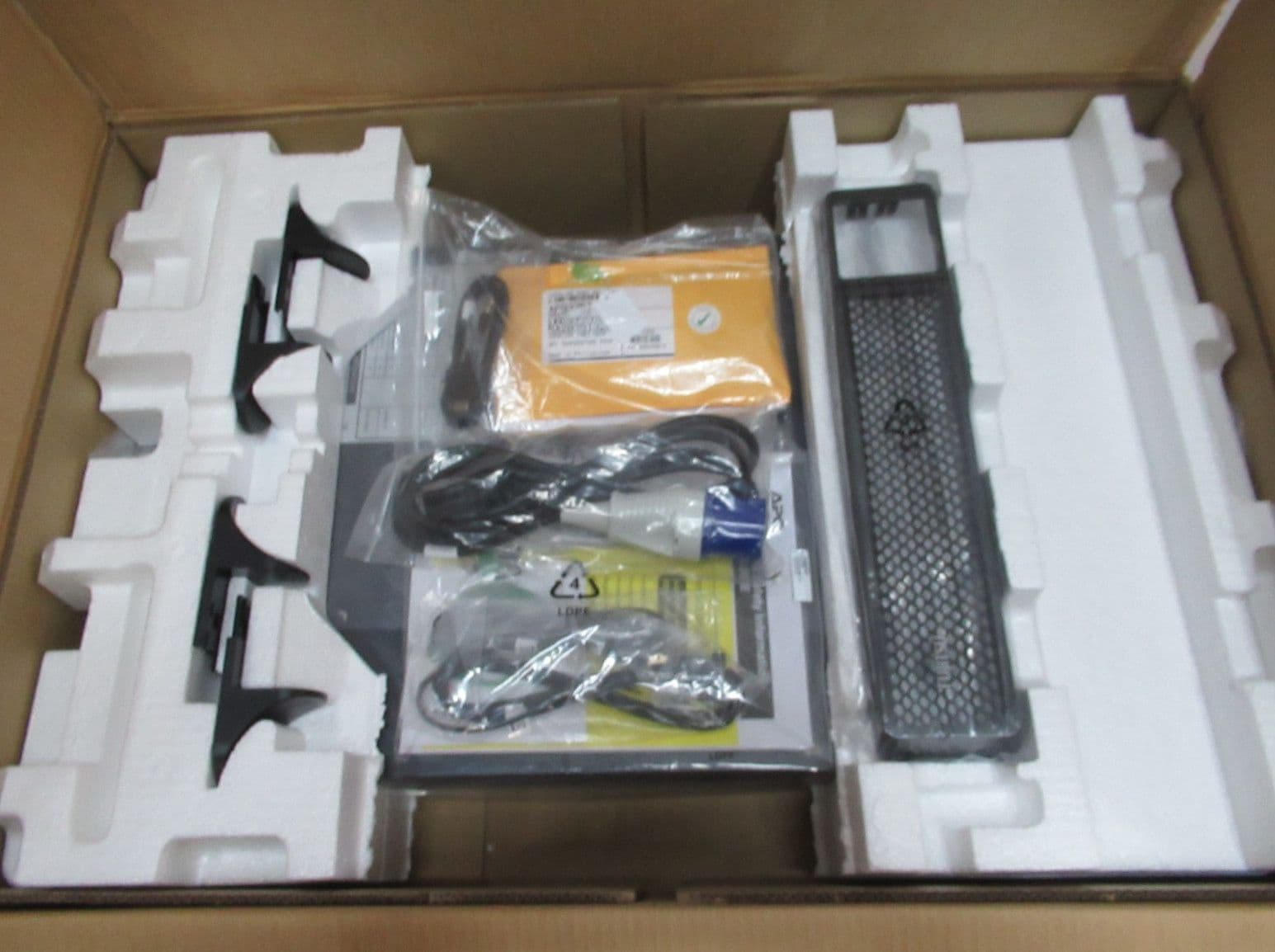 NEW APC Fujitsu Smart-UPS SRT 3000 3kVA 3000VA SRT3000XLI Tower UPS NMC ...