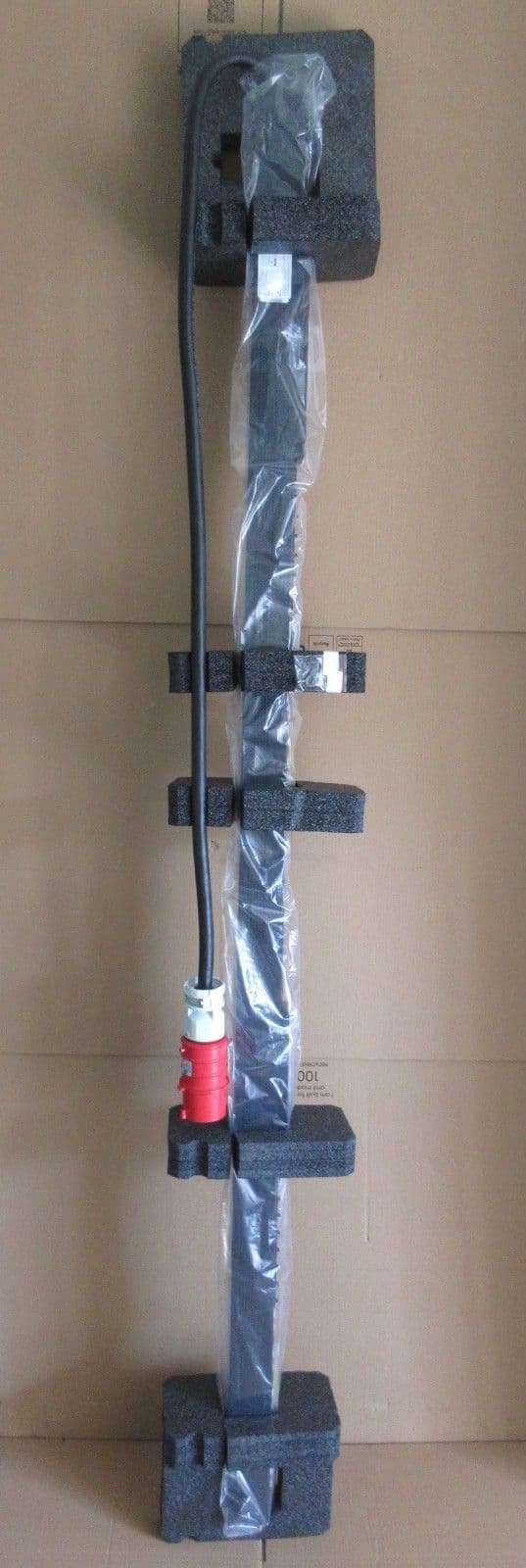 NEW Server Technology C2W48TE-GPAE2M99/SA 30xC13 18xC Switched 3Ph 32A ...