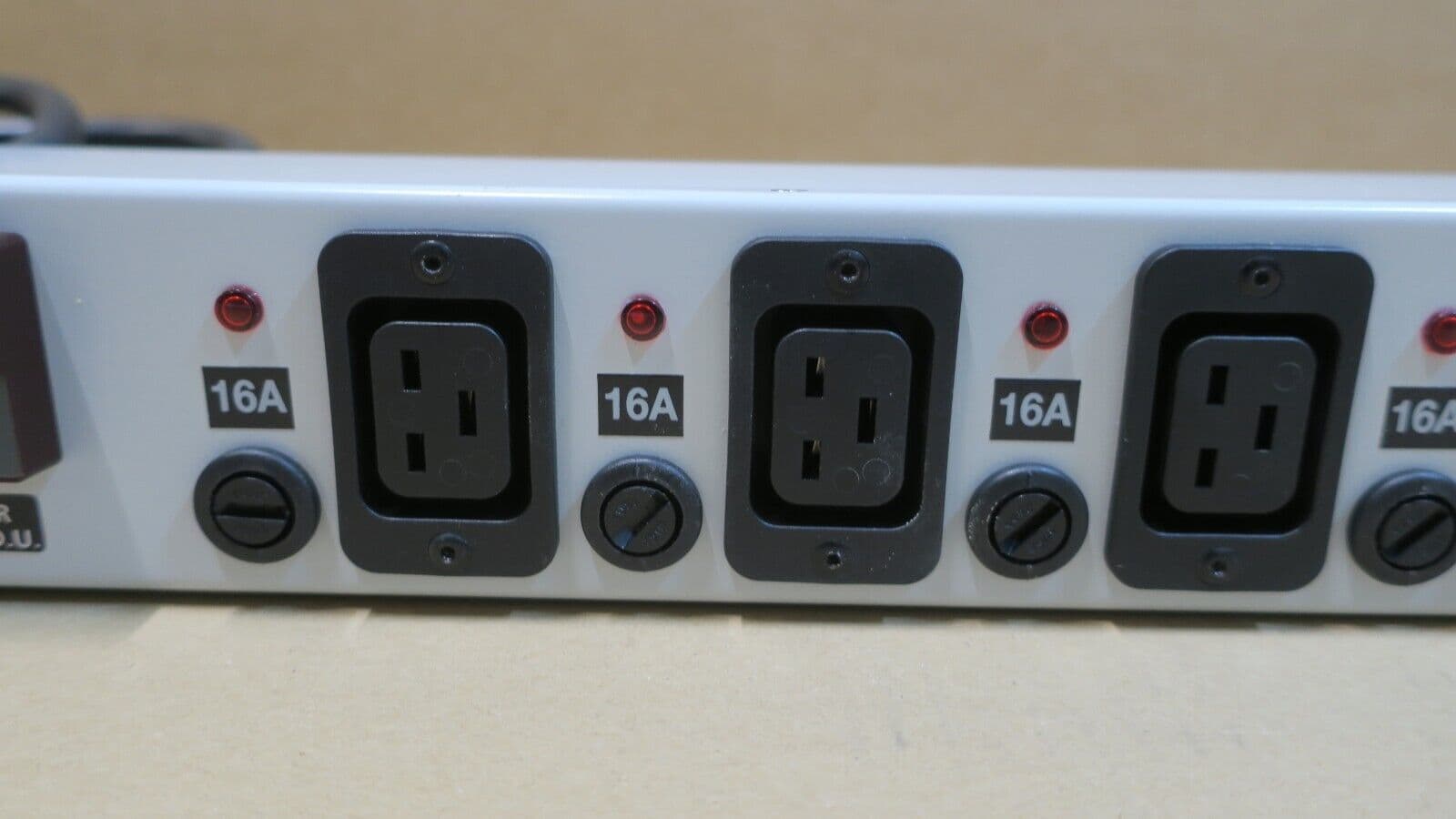 Olson PM1051/32 5 Way 19 1 5U 32A Unswitched Power Metered C19 240v PDU ...