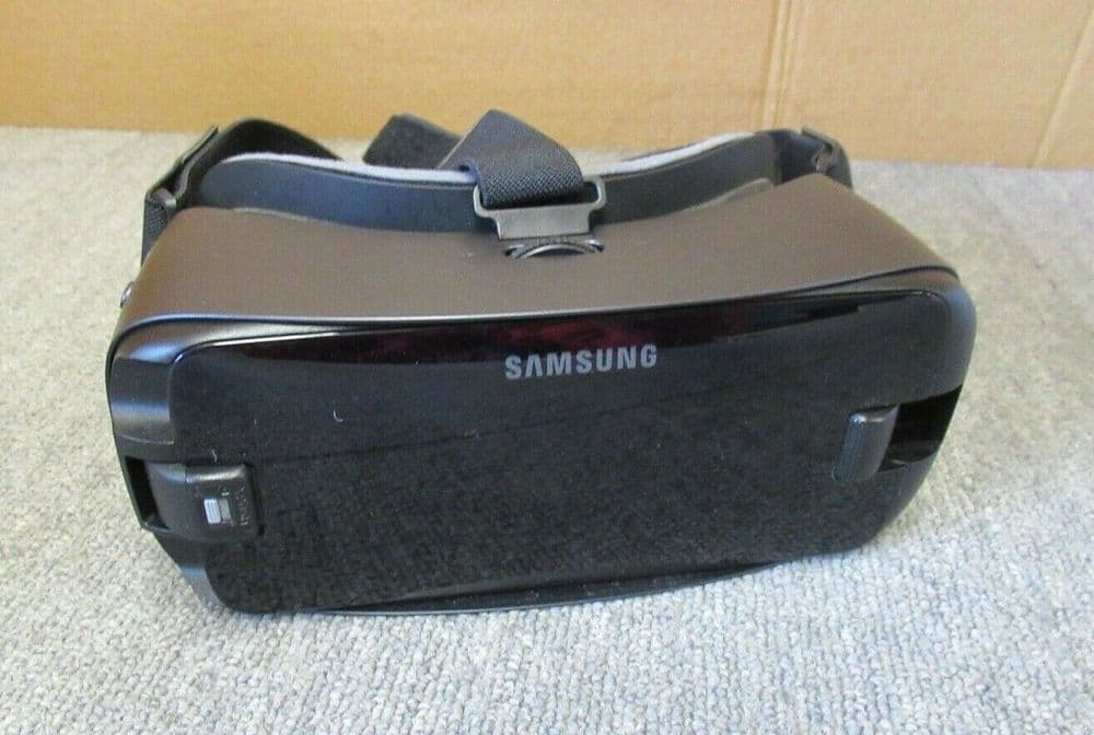 Samsung Gear VR SM-R325 Smartphone-based Head Mounted Virtual Reality ...