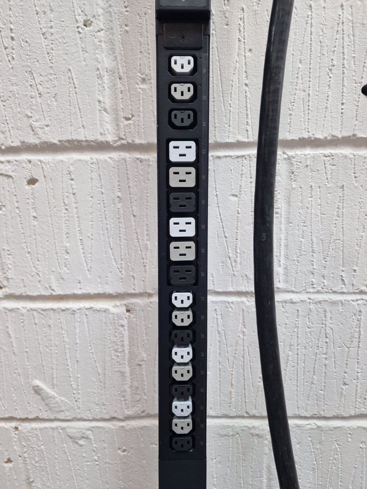 Server Technology PRO2 Switched PDU C2W36CE 24 x C13 12 x C19 32A OU 230V