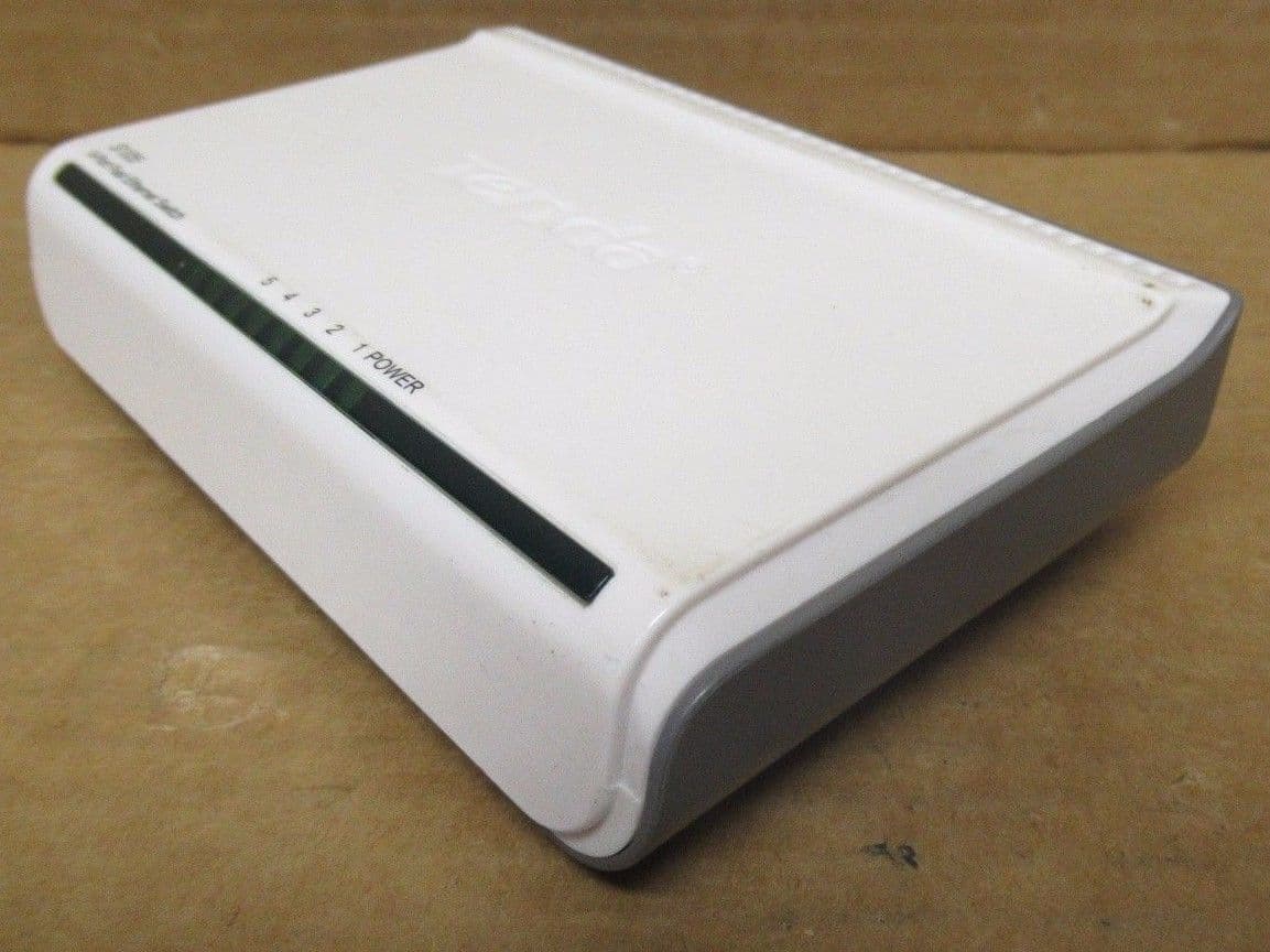 Tenda S105 5-Port Fast Ethernet Switch 5x10/100 9V Desktop NO AC ADAPTOR