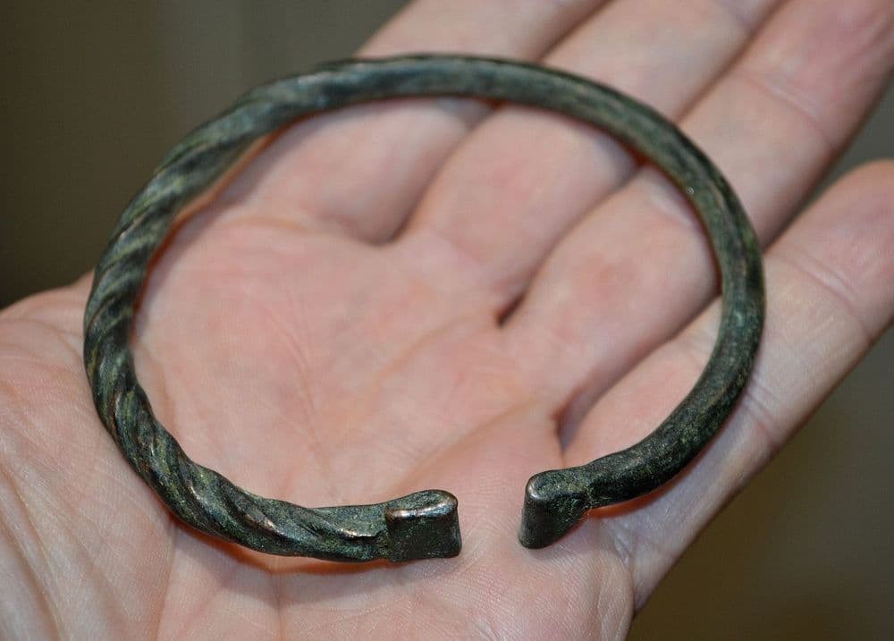 A large excellent and very robust Viking bronze armlet / bangle found ...