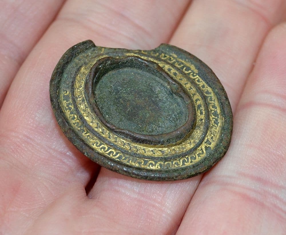 A nice Roman Oval "Glass Center Boss" plate brooch still gilded in ...