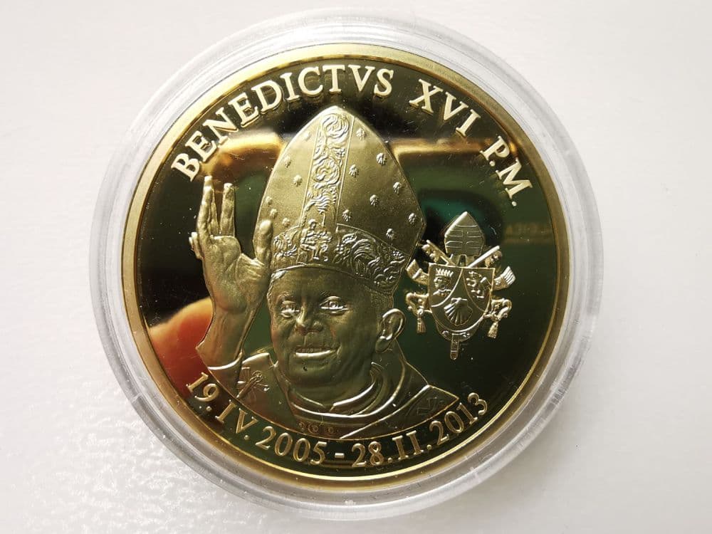 Popes of Modern Times Benedictus XVI Gold Plated Medal NO COA OS080