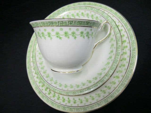 Elegant WILLIAM LOWE / Court china tea trio