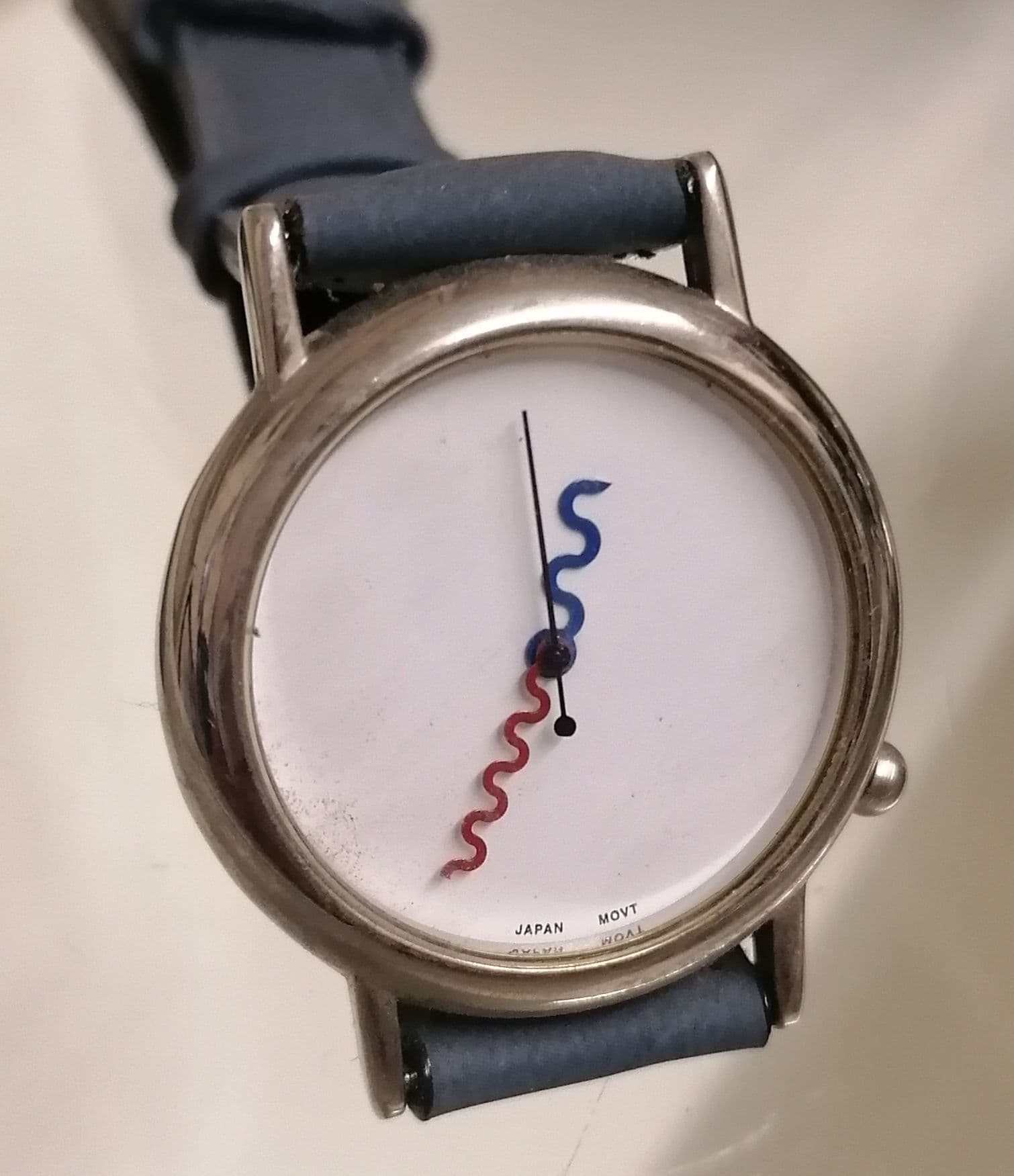 Crazy hands Squiggly lines design quartz