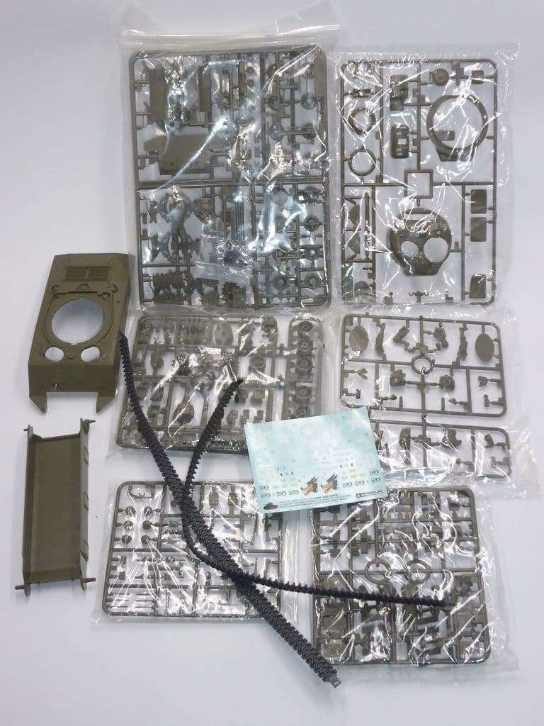 Tamiya 1 35 Kit No 35250 - M4A3 Sherman Tank with 75mm Gun & 4 Figures