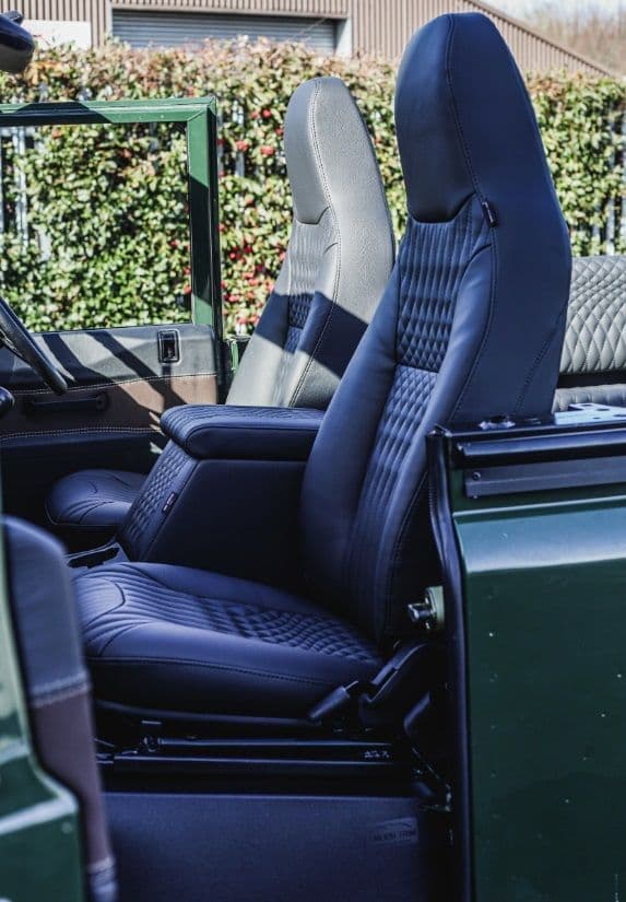 Defender Puma Premium Seat Heated - Black Vinyl Vault - EXT307-VLT