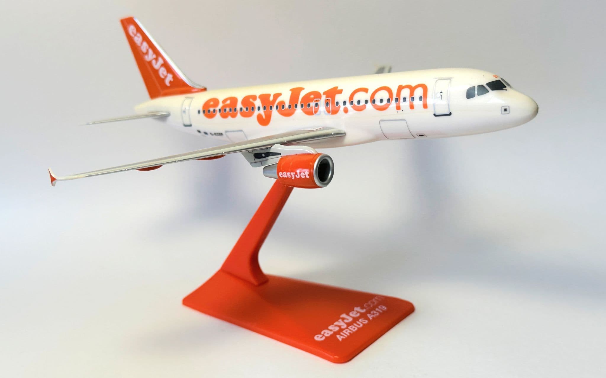 Airbus A319 Easyjet Airline Snap Fit Collectors Model Scale 1 200 G ...