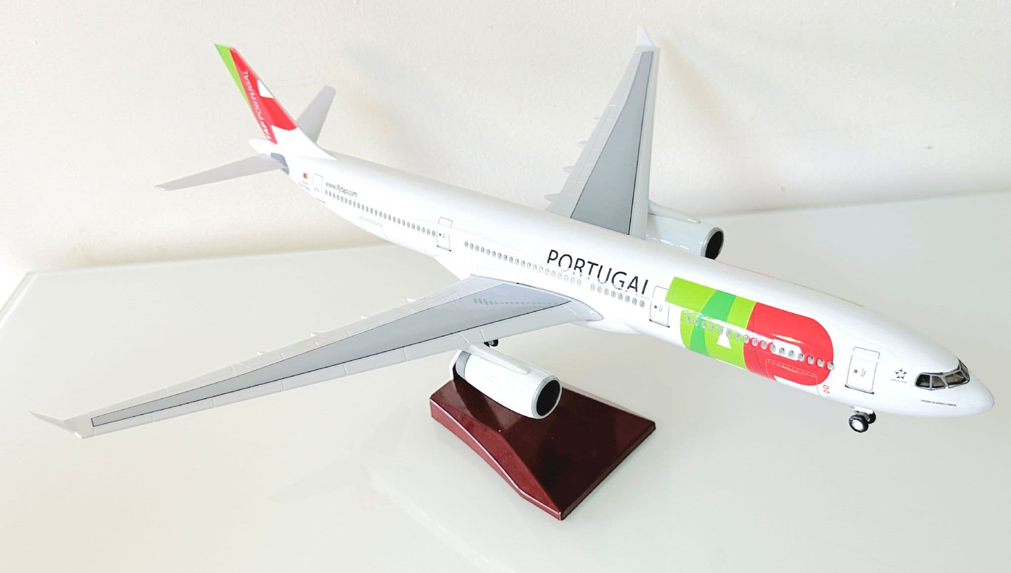 Airbus A330-200 TAP Air Portugal Large Collectors Model Scale 1 125 47 cm s