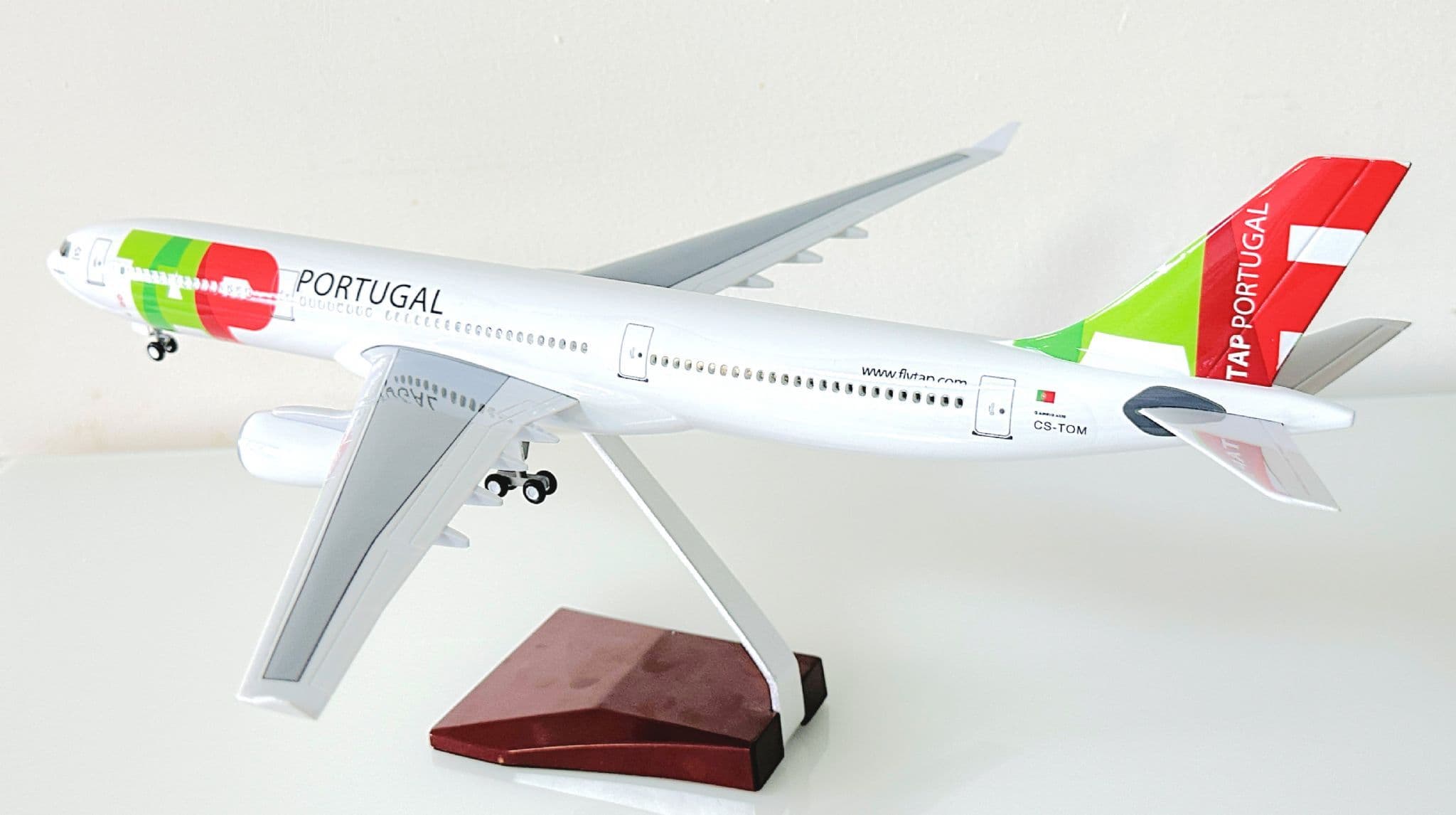 Airbus A330-200 TAP Air Portugal Large Collectors Model Scale 1 125 47 cm s