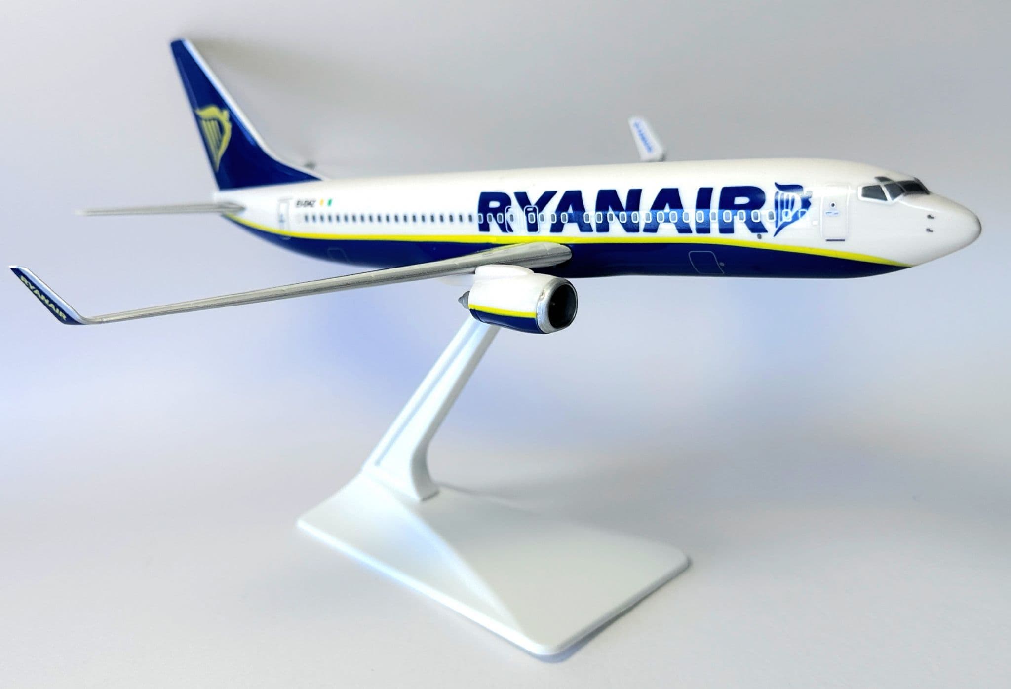 Boeing 737-800 Ryanair Snap Fit Collectors Model Scale 1 200 No Box EI ...