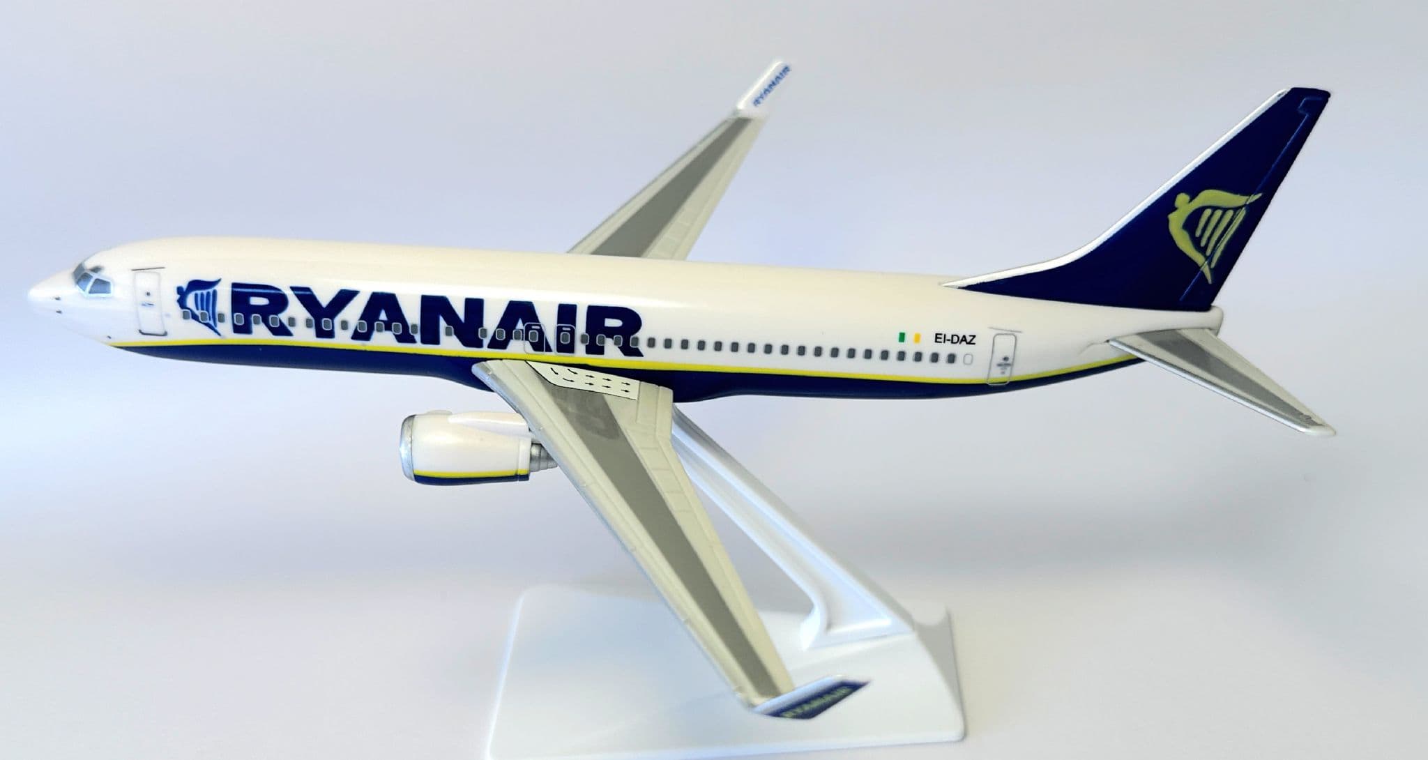 Boeing 737-800 Ryanair Snap Fit Collectors Model Scale 1 200 No Box EI ...