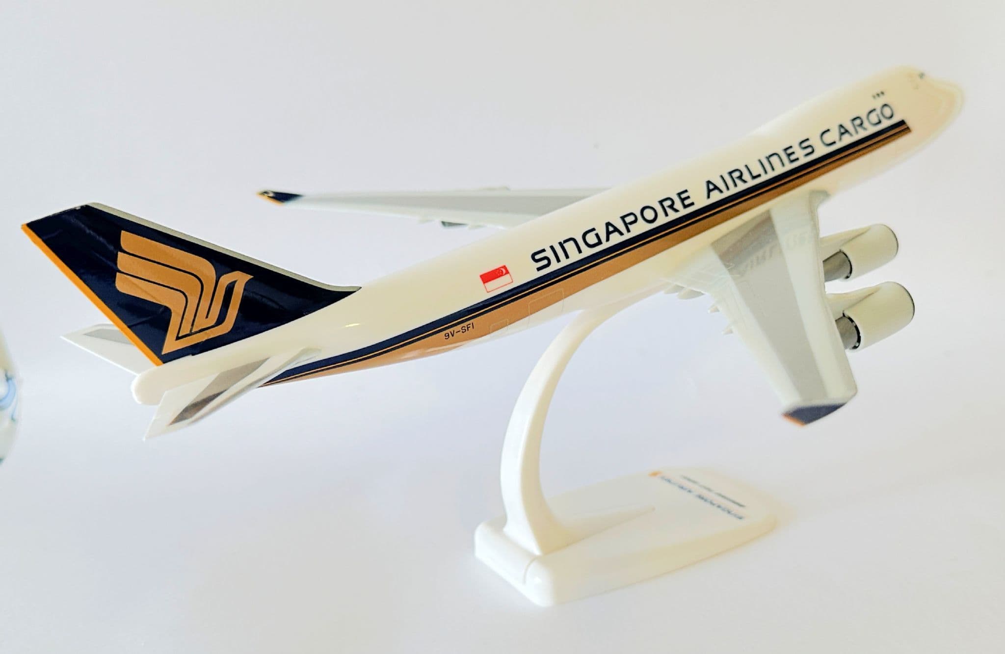 Boeing 747-400 Singapore Airlines Cargo Snap Fit Collectors Model Scale ...