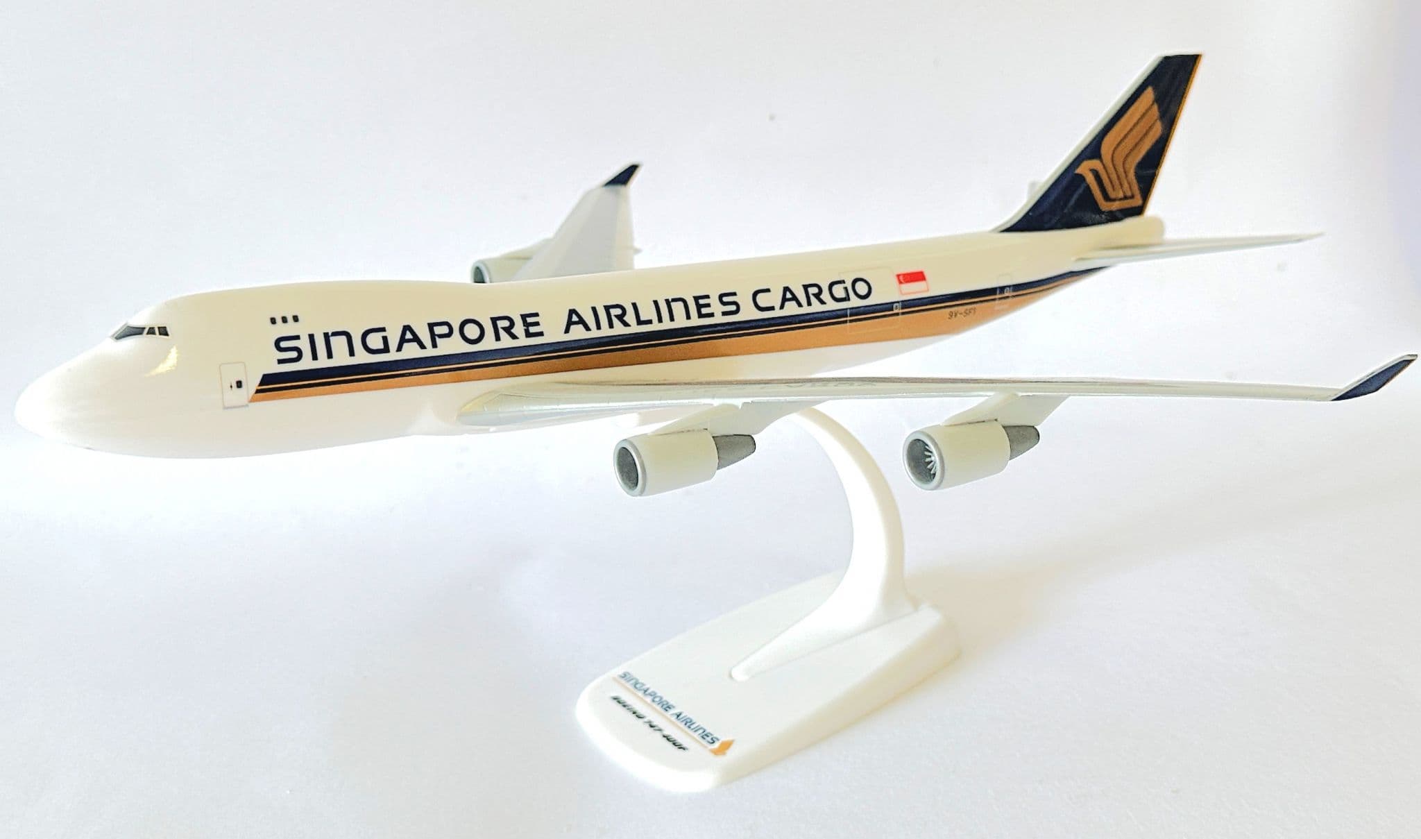 Boeing 747-400 Singapore Airlines Cargo Snap Fit Collectors Model Scale ...