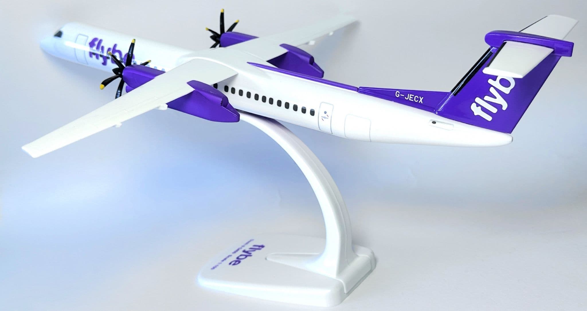 Bombardier Dash-8-Q400 Flybe Final Livery Snap Fit Collectors Model 1 100