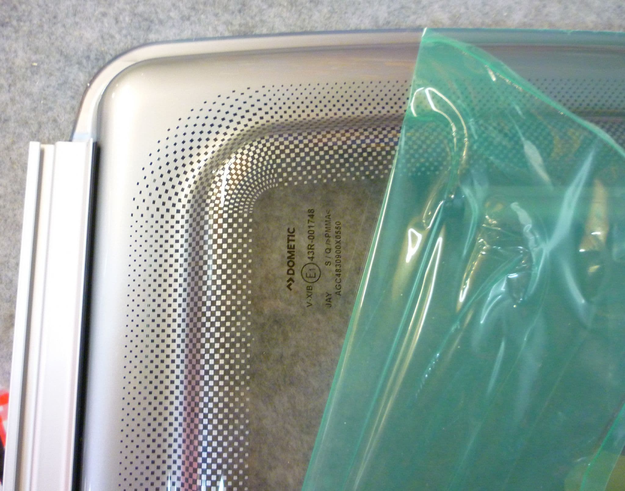 Dometic caravan/motorhome window 900x550