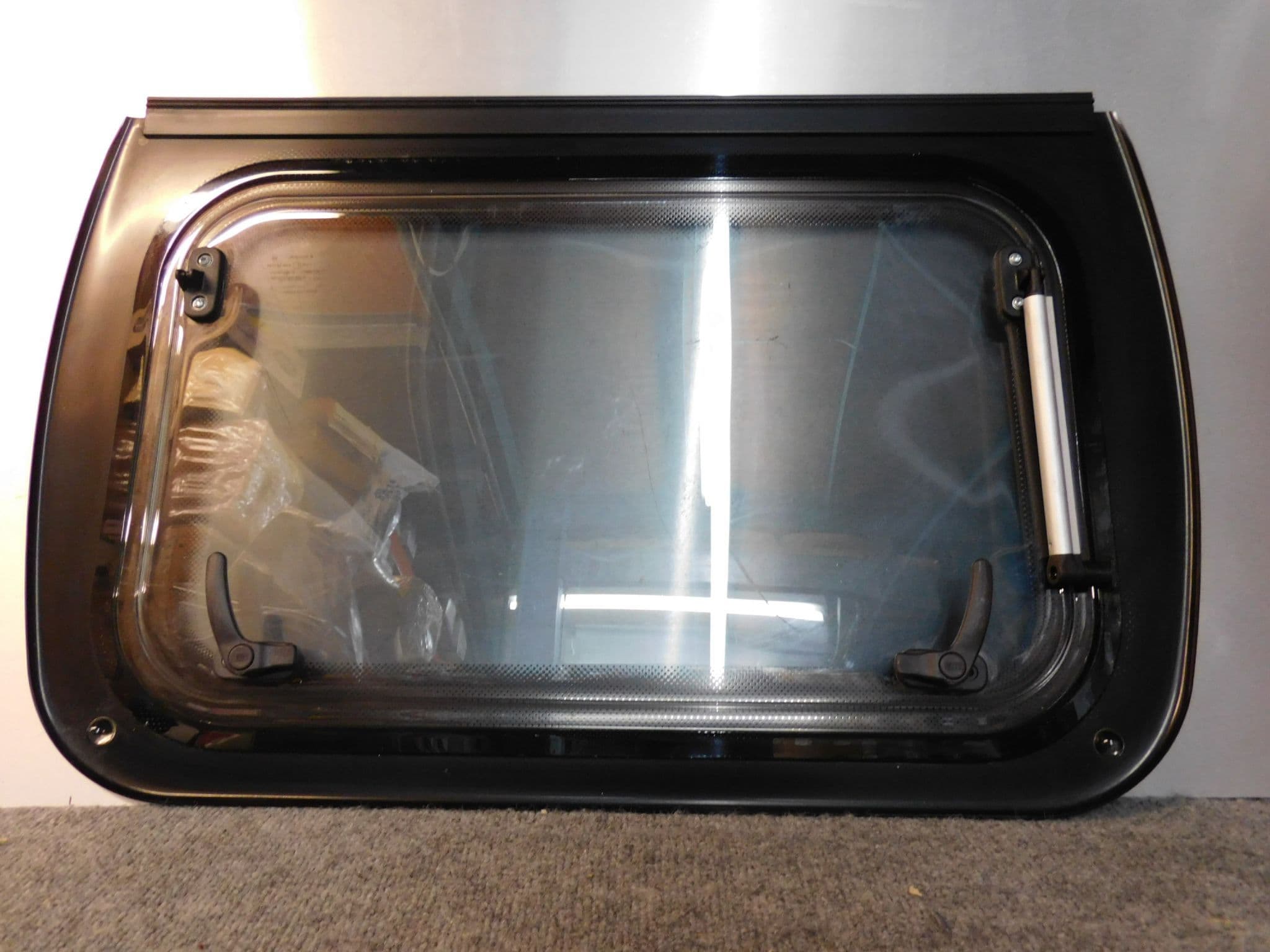 Dometic caravan window 570 X 350mm G2
