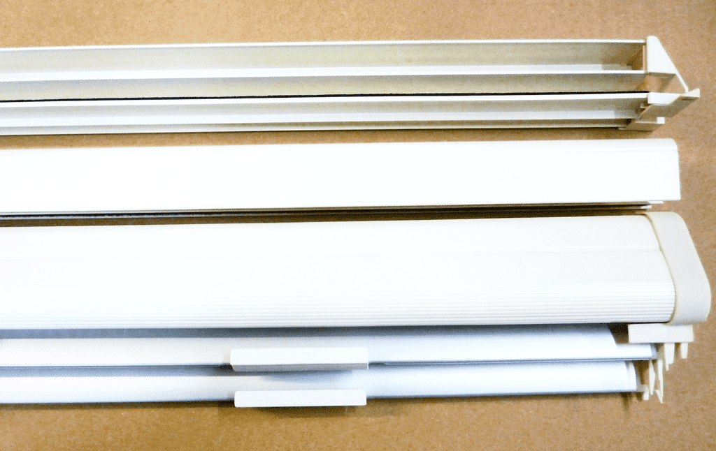 Seitz coachbuilt camper/caravan window blind 890x550mm 153
